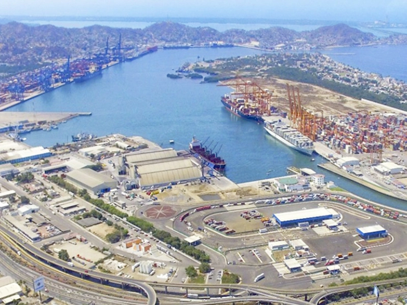 Manzanillo detiene operaciones portuarias por presión de autoridades