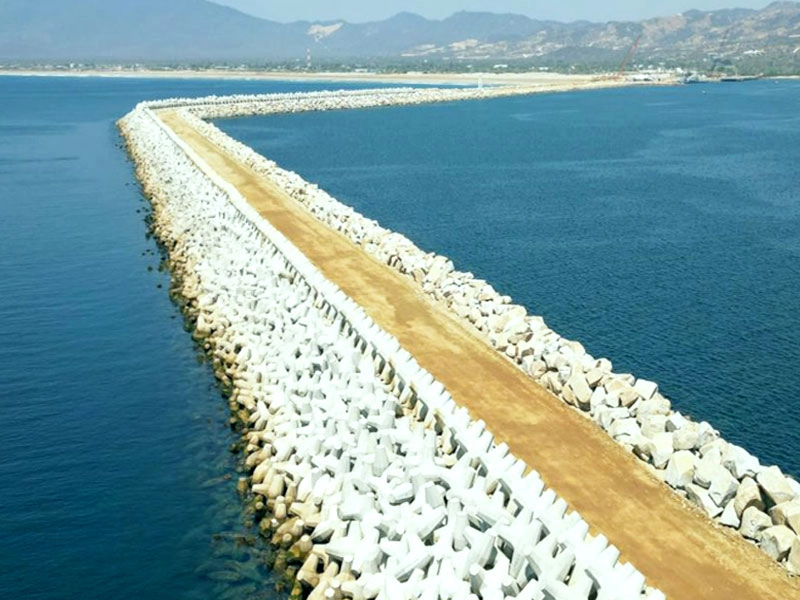 Avance de rompeolas en Salina Cruz, de 50%